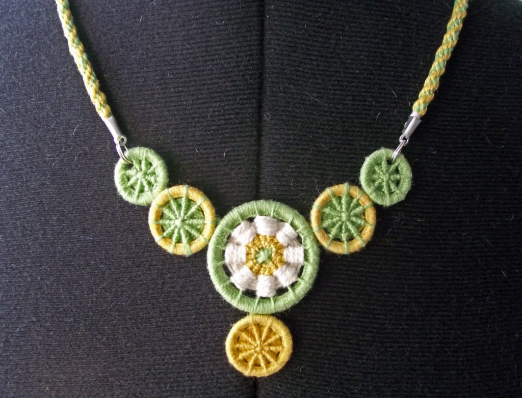 How to Make a Button Necklace: 22 Tutorials - Guide Patterns