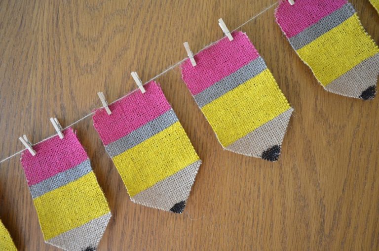 34 DIYs to Make a Burlap Banner | Guide Patterns