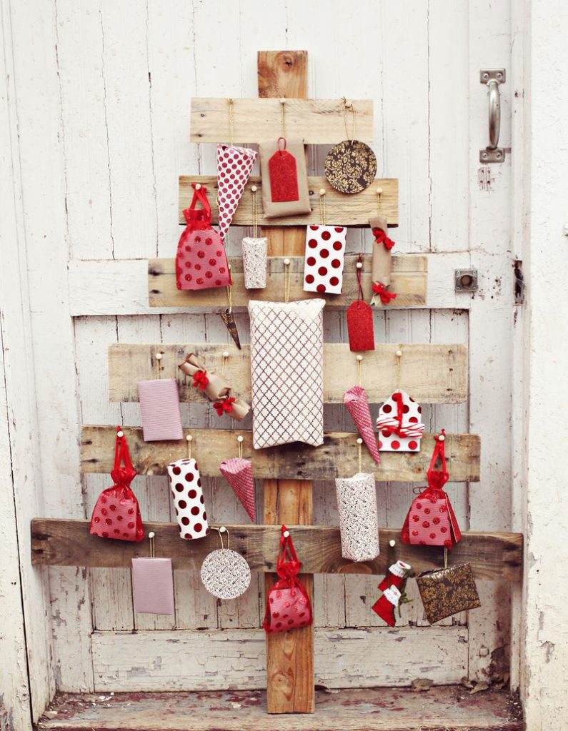 19 Ways to Make a Wood Pallet Christmas Tree | Guide Patterns