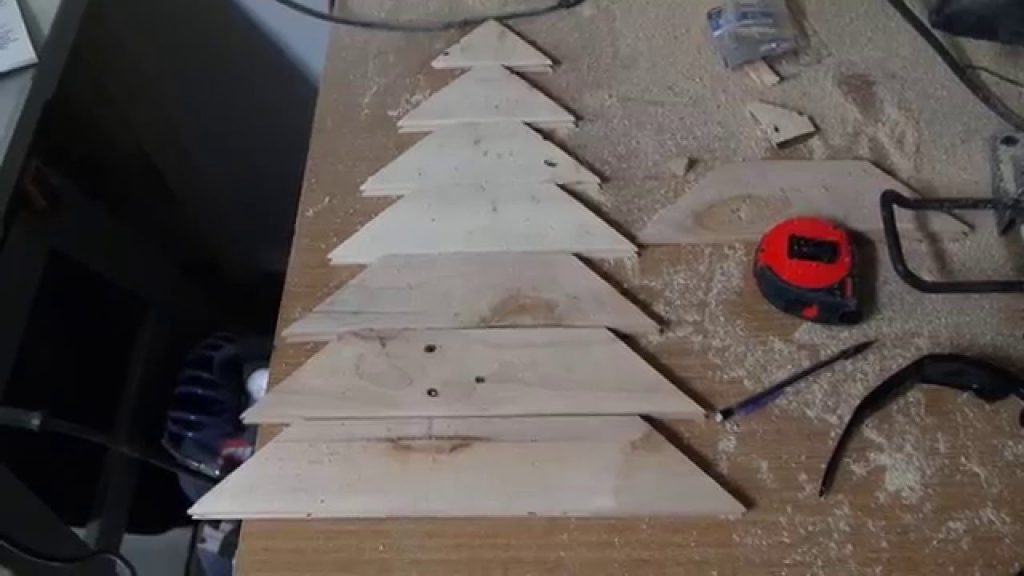 19 Ways to Make a Wood Pallet Christmas Tree | Guide Patterns