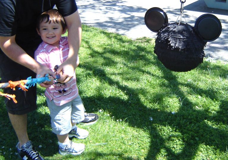 10+ Tutorials with Ideas to Make a Mickey Mouse Pinata - Guide Patterns