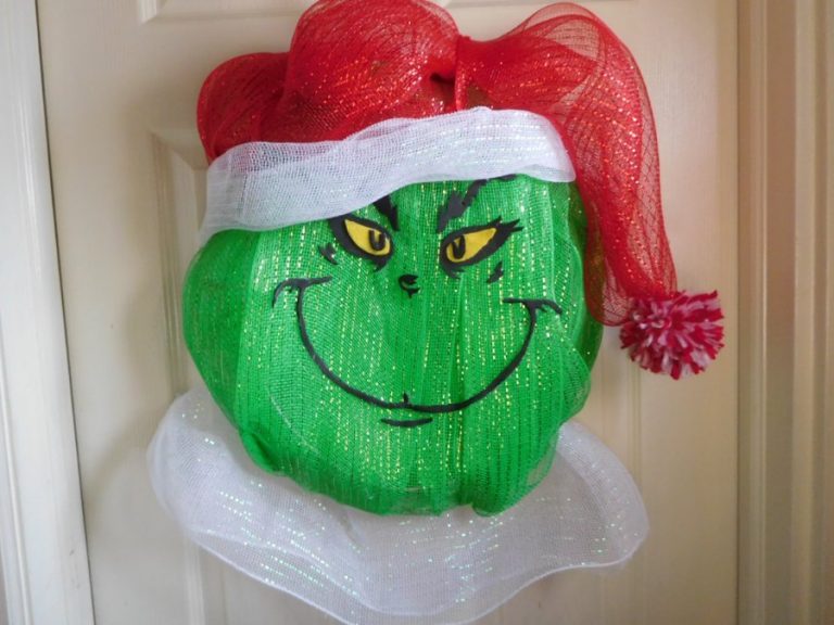 12 DIY Ideas to Make a Grinch Wreath | Guide Patterns