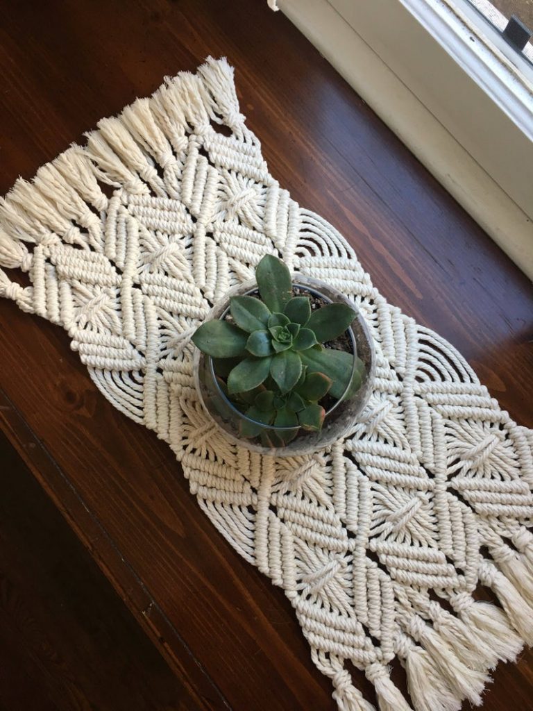 9 Free DIY Patterns to Make a Macramé Table Runner - Guide Patterns